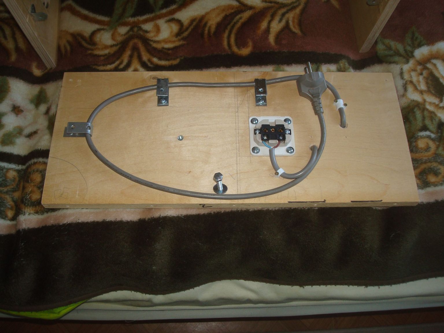 How to make a Jigsaw Table — Free DIY plans + 3D model